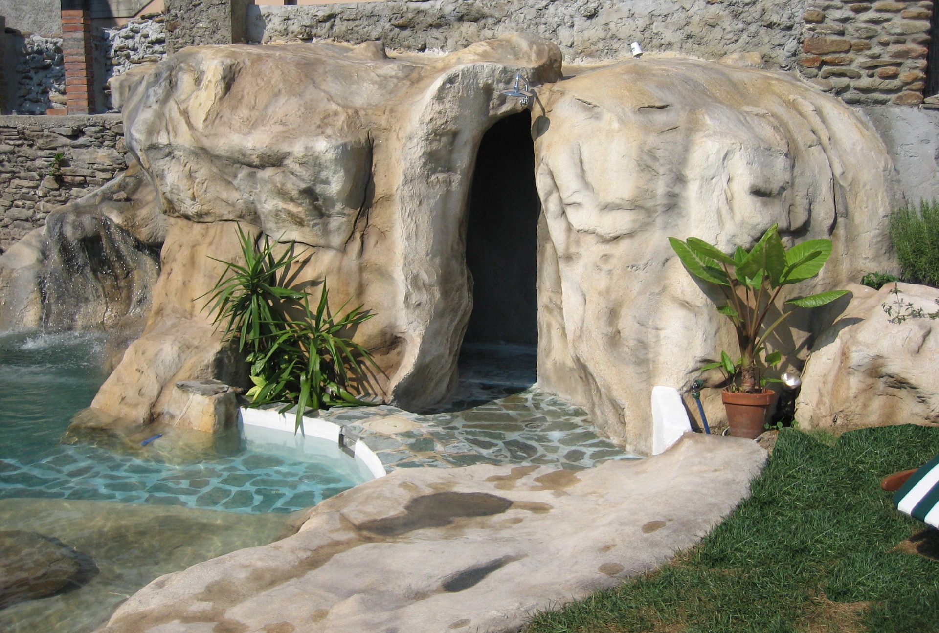 la grotta del Grinch: le terme in giardino